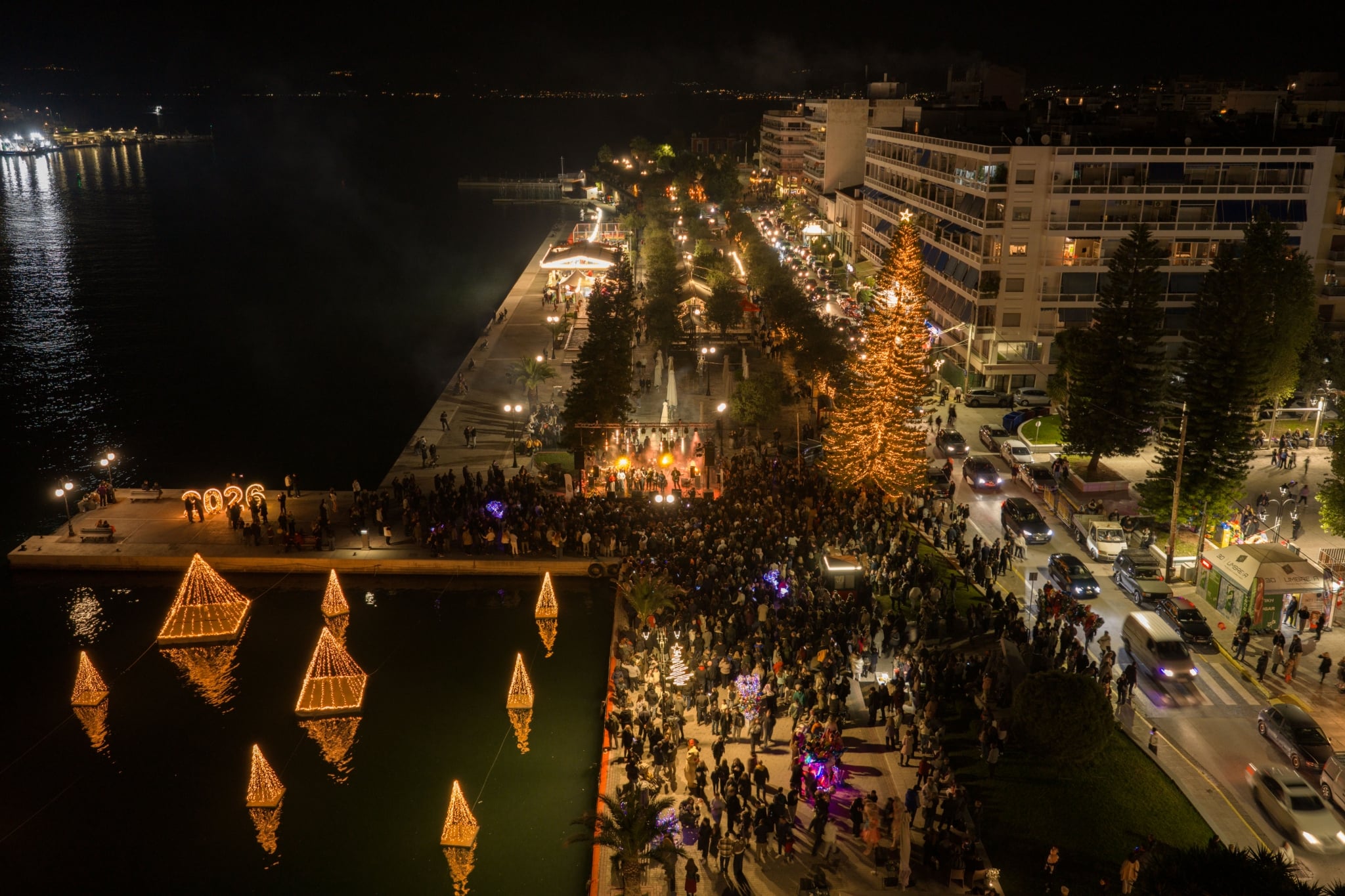 🎄 Η Χαλκίδα άναψε το Χριστουγεννιάτικο δέντρο της – Μια λαμπερή βραδιά ...