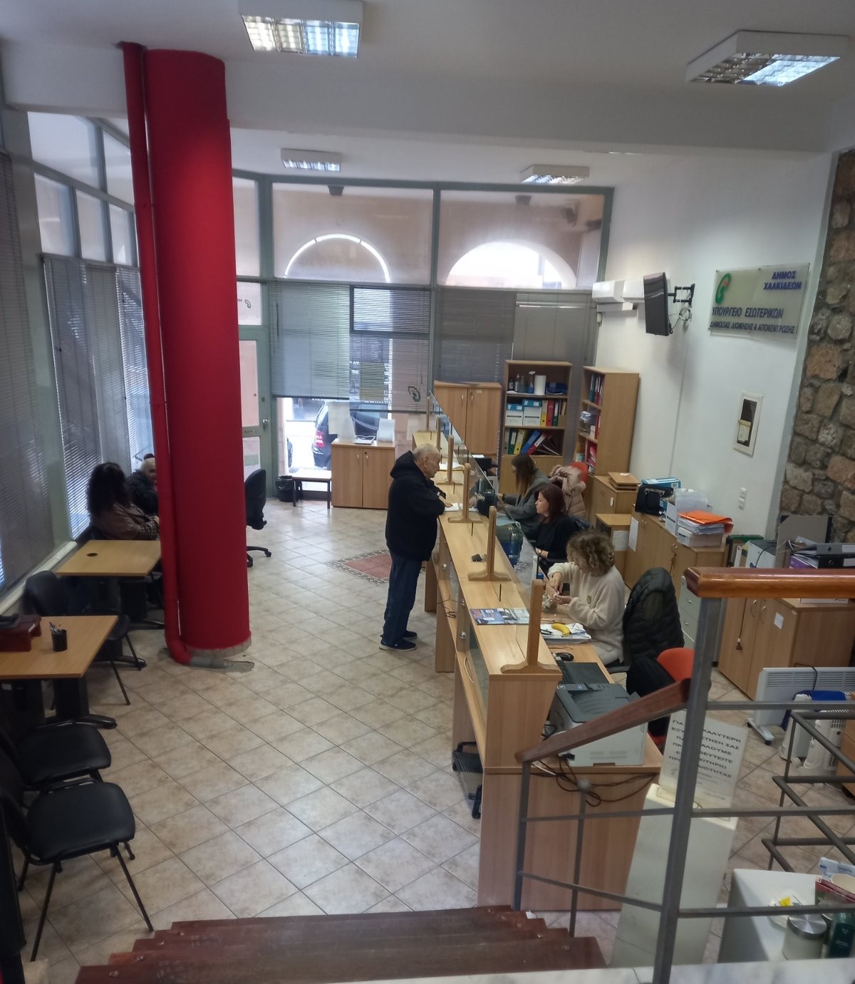 Ολοκληρώθηκαν οι εργασίες ανακαίνισης στο κεντρικό ΚΕΠ Χαλκίδας | Δήμος ...